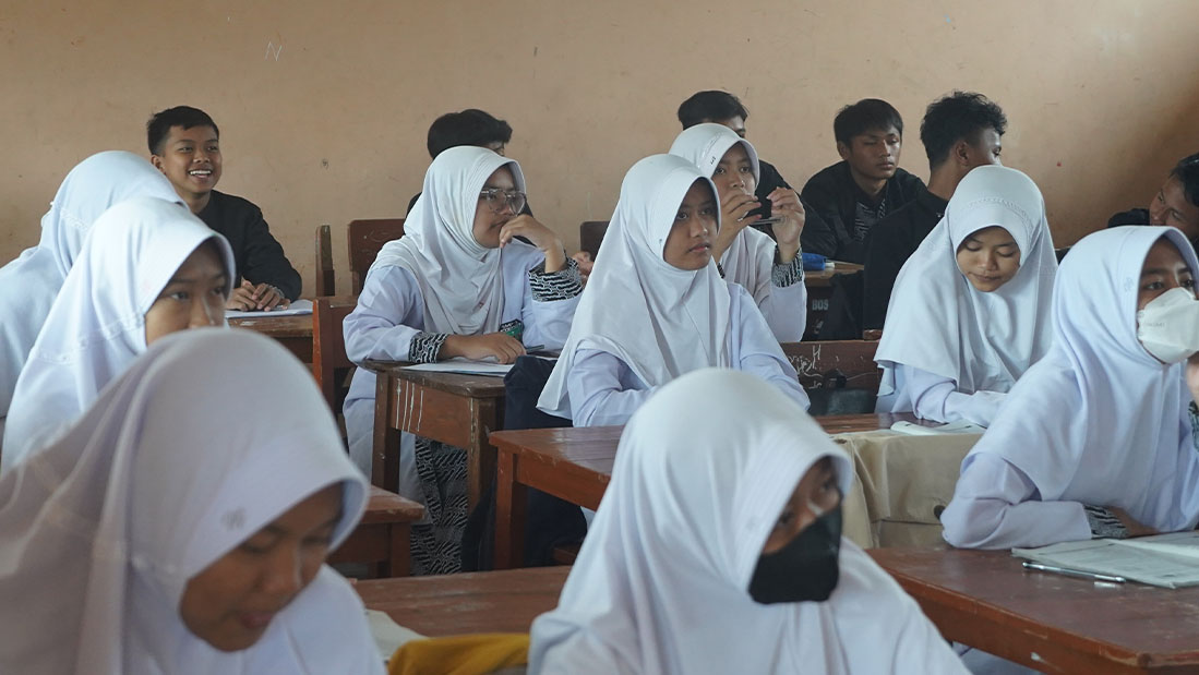 Monitoring Implementasi Pelatihan Guru di Sekolah - YEIF